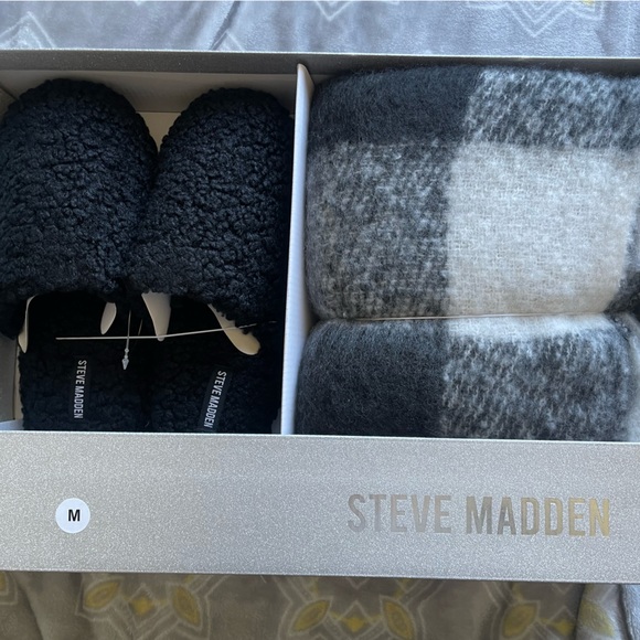 Steve Madden | Accessories | Steve Madden Black Slippers With Matching ...